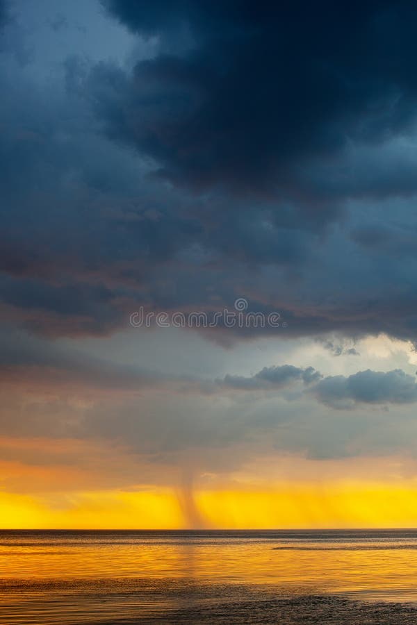 Nubes oscuras. foto de archivo. Imagen de tormenta, modelo - 34985314