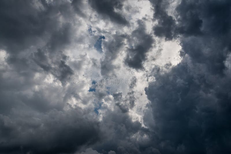 Nubes oscuras foto de archivo. Imagen de revestimiento - 43415358