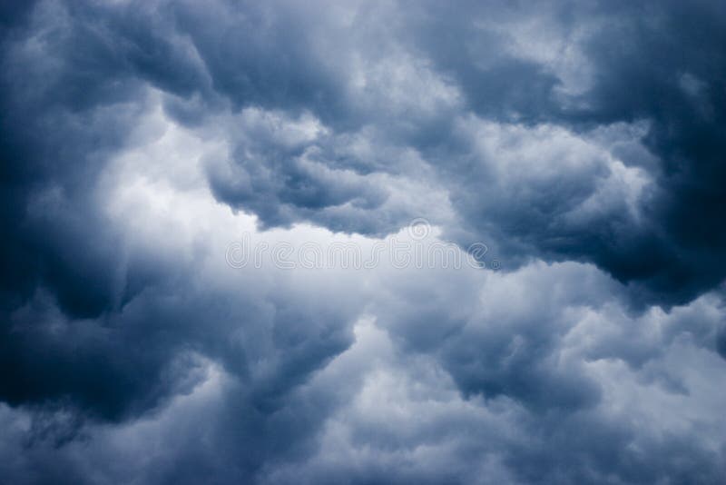 Nubes oscuras foto de archivo. Imagen de exterior, tormenta - 5917854