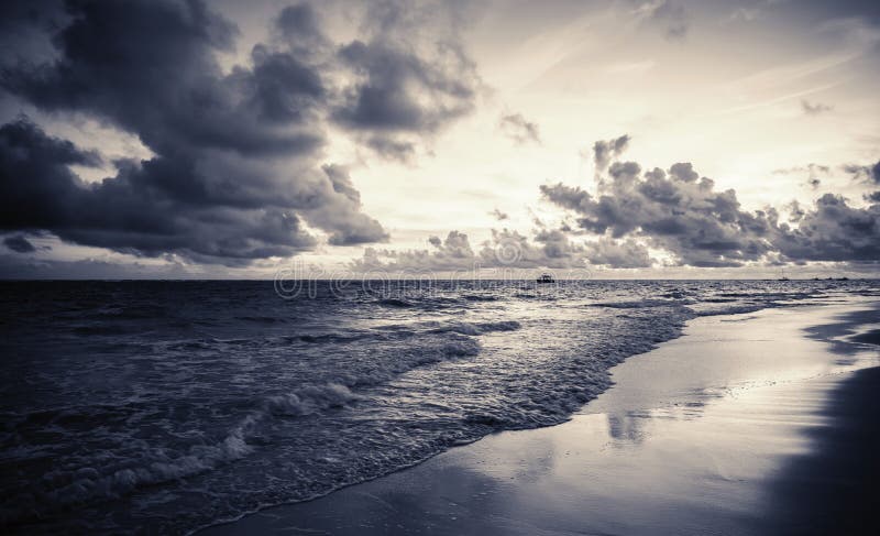 Cielo Nublado Oscuro Tempestuoso Dramático Sobre El Mar Foto de archivo ...
