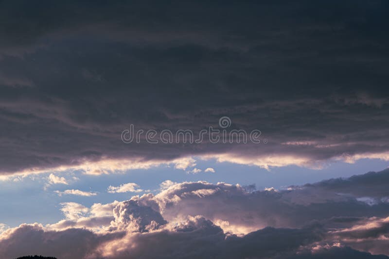 Nubes oscuras imagen de archivo. Imagen de cumulonimbo - 265513543