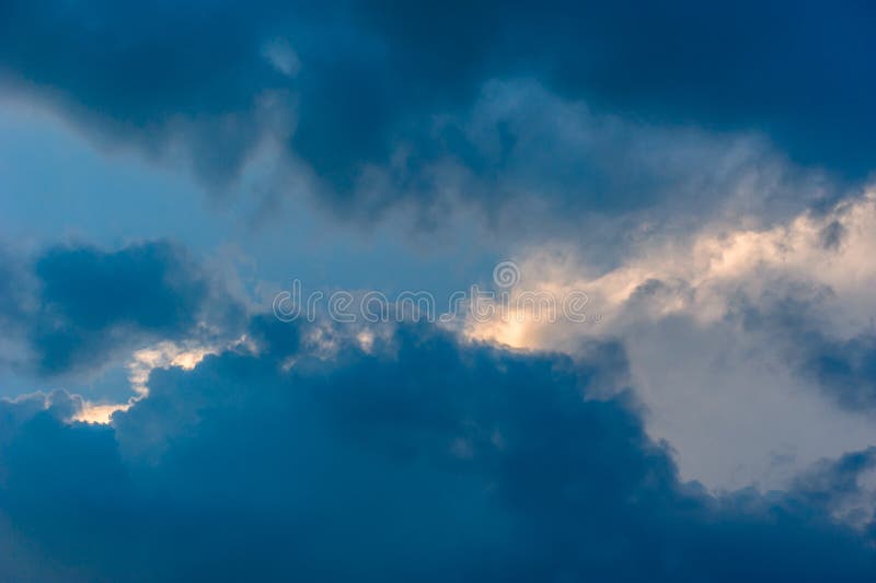 Nubes oscuras y brillantes foto de archivo. Imagen de azul - 123257728