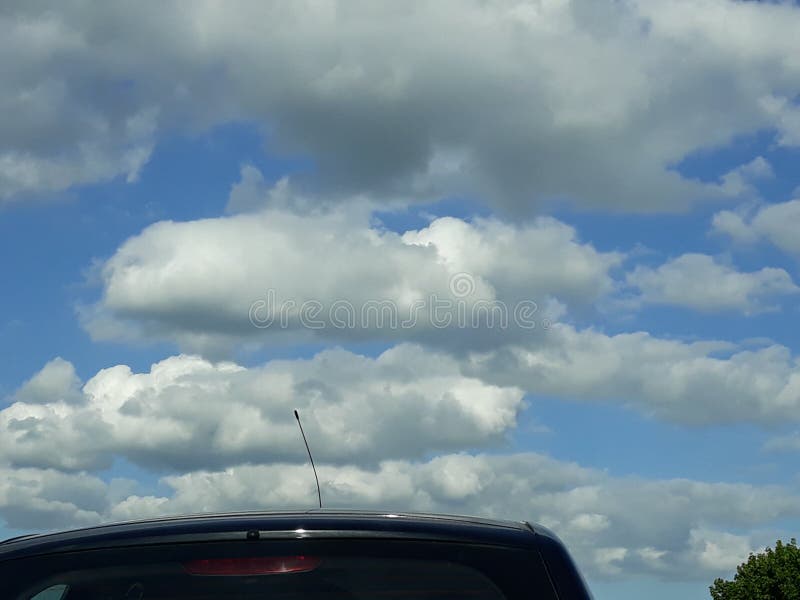 Nubes reales de Simpsons foto de archivo. Imagen de nubes - 118065562