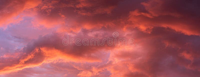 Nubes rojas en el cielo foto de archivo. Imagen de rojo - 255359768