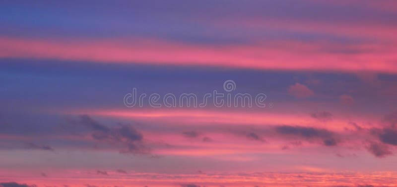 Nubes rosadas imagen de archivo. Imagen de cielo, tarde - 102142927