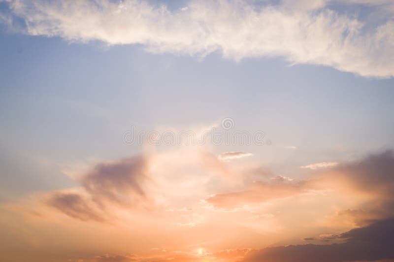 Nubes rosadas foto de archivo. Imagen de escénico, nubosidad - 94298146