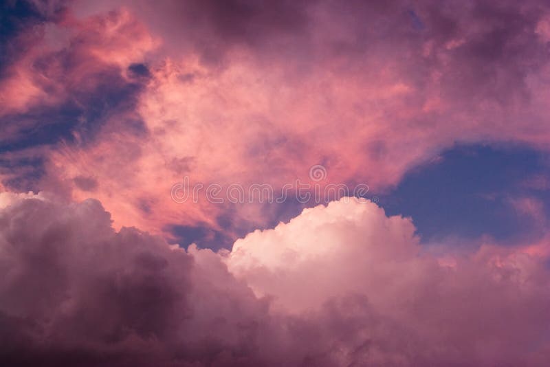 Nubes Rosadas De La Puesta Del Sol Imagen de archivo - Imagen de ...