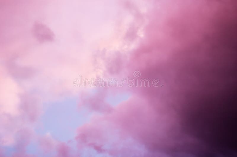Nubes Rosadas En El Cielo Suavemente Violeta Imagen de archivo - Imagen ...