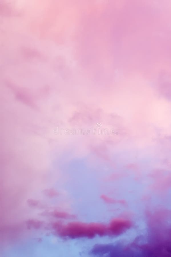 Nubes rosadas dramáticas foto de archivo. Imagen de celaje - 5563226