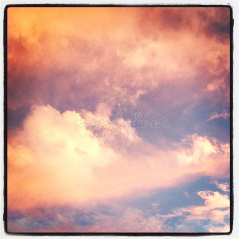 Cielo Con Las Nubes Rosadas Durante Puesta Del Sol Fotos - Libres de ...