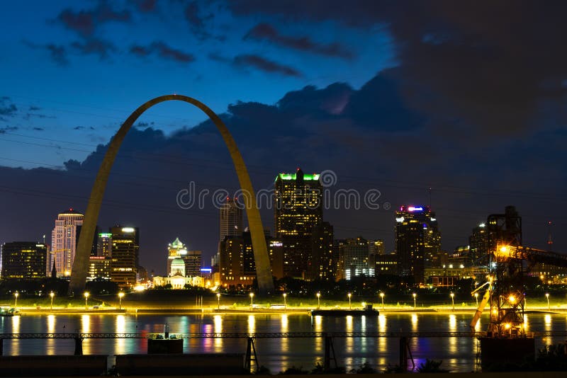 Nubes Sobre El Santo Louis Gateway Arch Imagen de archivo editorial ...