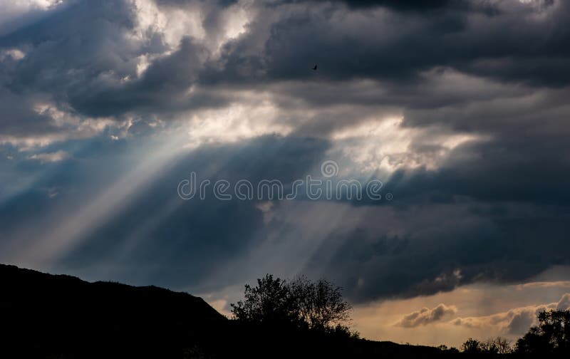 Nubes, Sol Y Lluvia De Tormenta En El Campo Foto de archivo - Imagen de ...