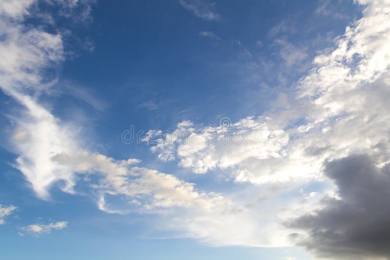 Nubes y cielo azules foto de archivo. Imagen de extracto - 105168716