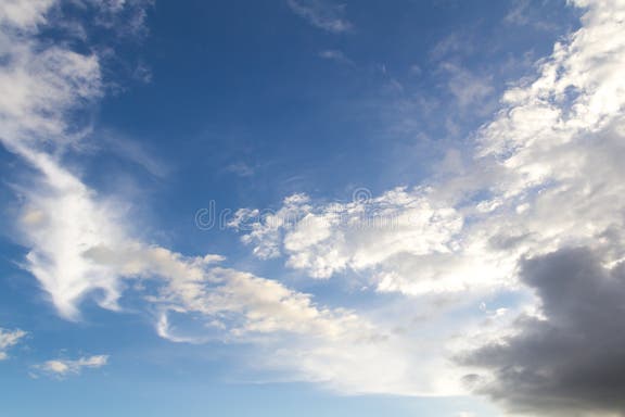Nubes y cielo azules foto de archivo. Imagen de extracto - 105168716