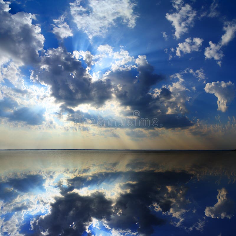 Cielo Con Las Nubes Y La Luz Del Sol, Fondo Natural Foto de archivo ...
