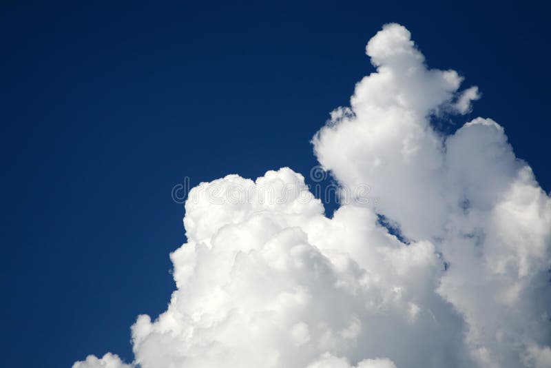 Nubi immagine stock. Immagine di lanuginoso, celeste, bianco - 2592311