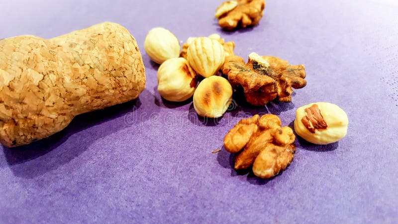 Nueces con el corcho imagen de archivo. Imagen de fruta - 133593131