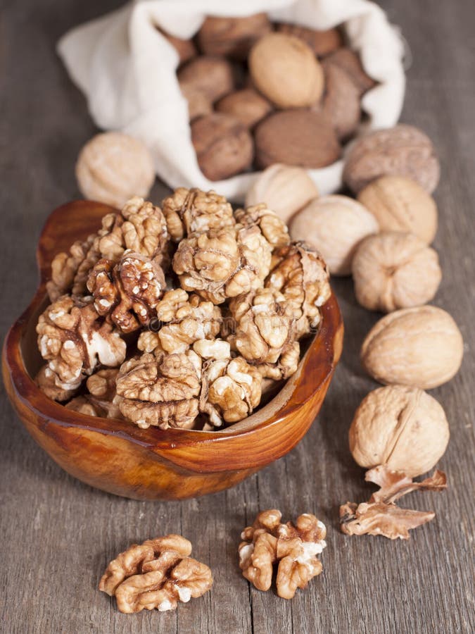 Nueces enteras y peladas. foto de archivo. Imagen de nueces - 38524528