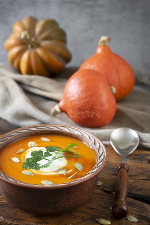 Nueces troceadas en un bol foto de archivo. Imagen de cubo - 158353248