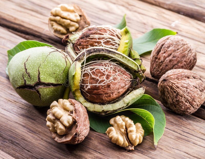 Nueces Y Corazones De La Nuez Foto de archivo - Imagen de sano, blanco ...