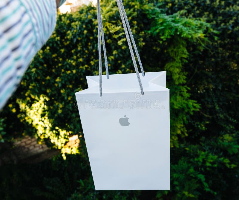 Nueva Bolsa De Compra De Paquetes De Apple Computers Imagen editorial ...