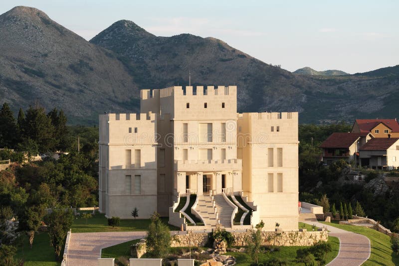 Nueva Casa De Lujo Como Un Castillo Moderno Foto de archivo editorial ...