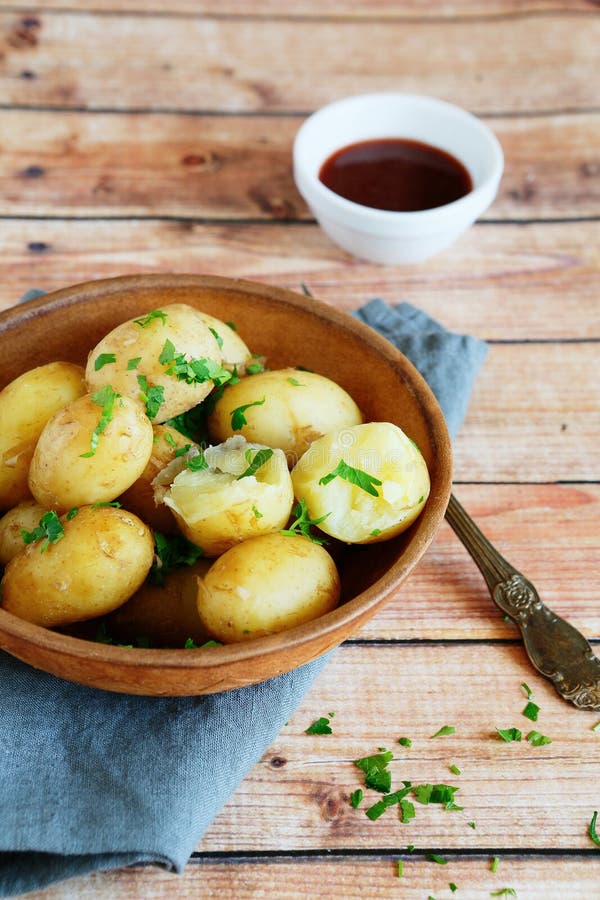 Comida Hervida Cuenco De La Nueva Patata Foto de archivo - Imagen de ...