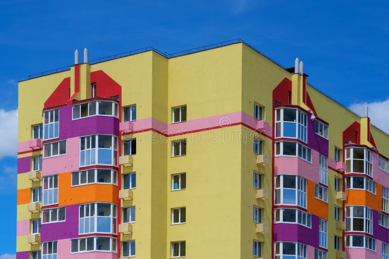 Nuevo Alto Edificio Del Color Amarillo Con Los Balcones Coloridos Foto ...