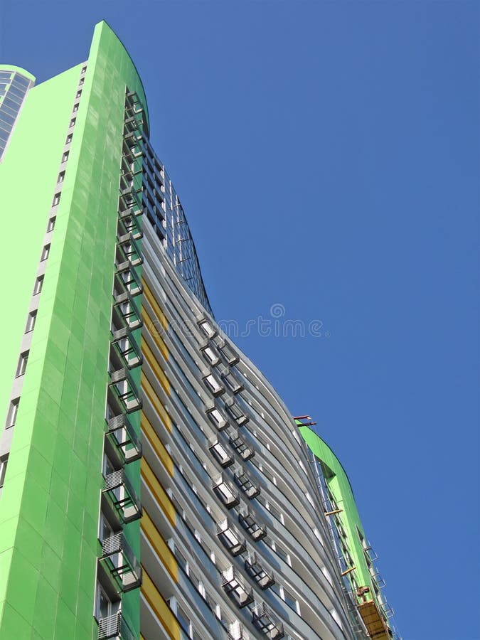 Nuevo Alto Edificio Urbano, Color Verde, Cielo Azul Foto de archivo ...