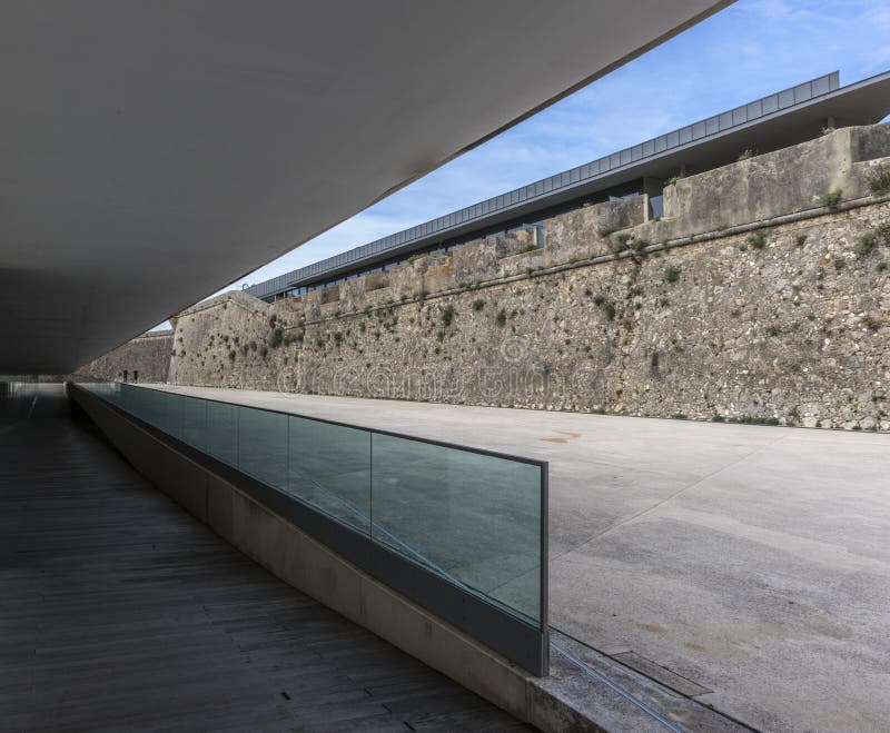 Nuevo Edificio Al Contrario Del Edificio Viejo Foto de archivo - Imagen ...