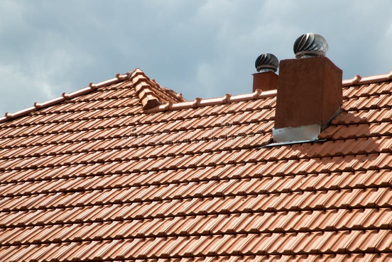 Nuevo Techo De Tejas Rojas Y Cielo Azul Foto de archivo - Imagen de ...