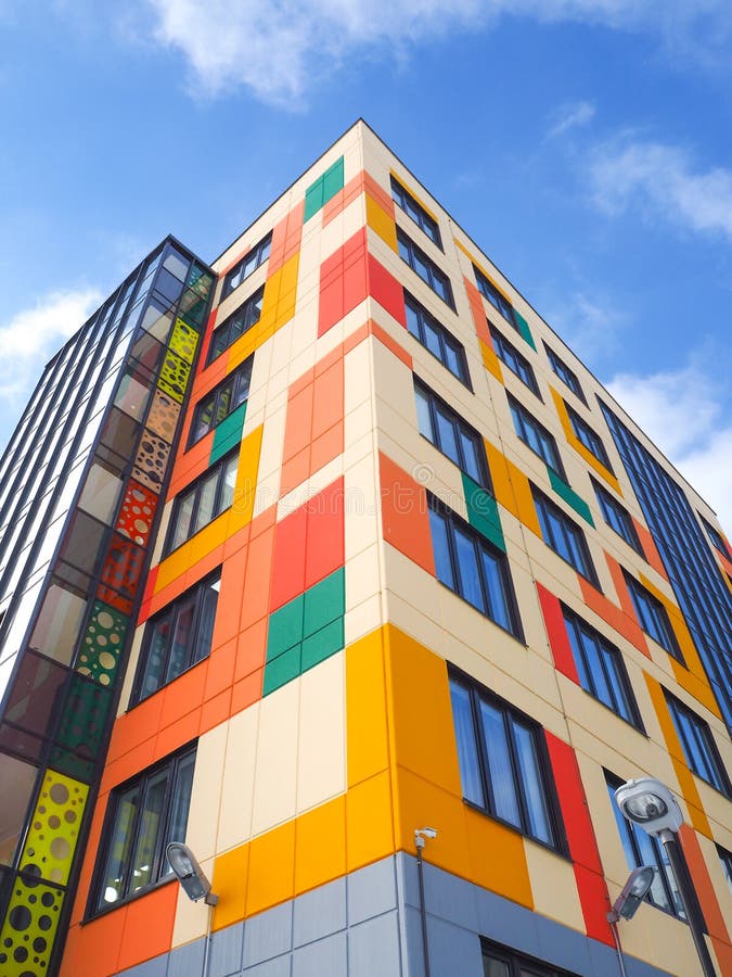 Nuevos Edificios Hermosos Modernos Pared Coloreada En El Fondo Del ...