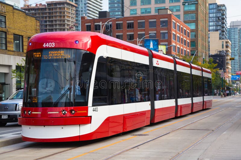 Nuevos tranvías de Toronto fotografía editorial. Imagen de nuevo - 44375282