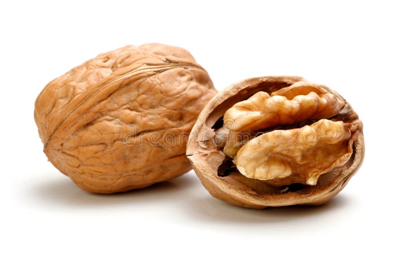 Nuez Entera Y Medio Pedazo De La Nuez Foto de archivo - Imagen de verde ...