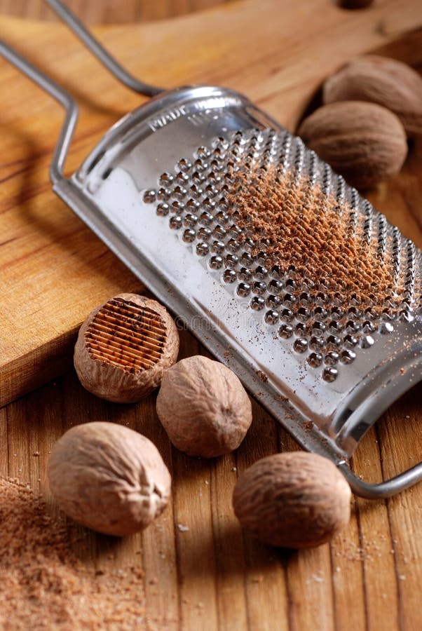 Nuez Moscada Moscada Y Rallador Foto de archivo - Imagen de picante ...