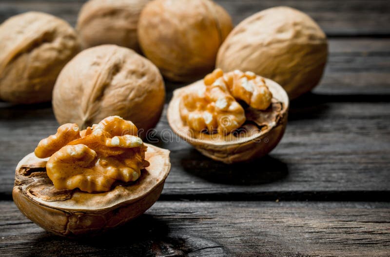 Nuez Pelada En Fondo De Madera Foto de archivo - Imagen de fruta ...