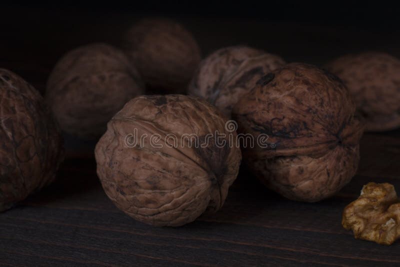 Nuez Picada Sobre Fondo Oscuro. Imagen de archivo - Imagen de primer ...