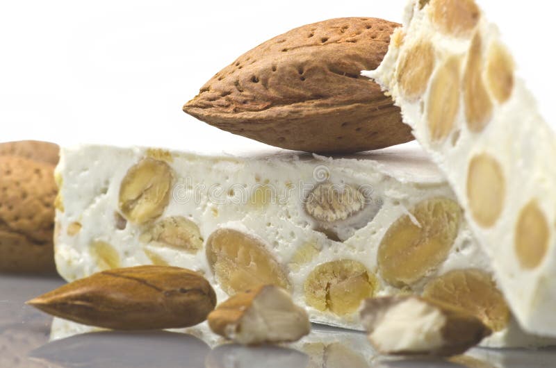 Geschnittenes Nugat stockbild. Bild von mandeln, fruchtig - 9594693