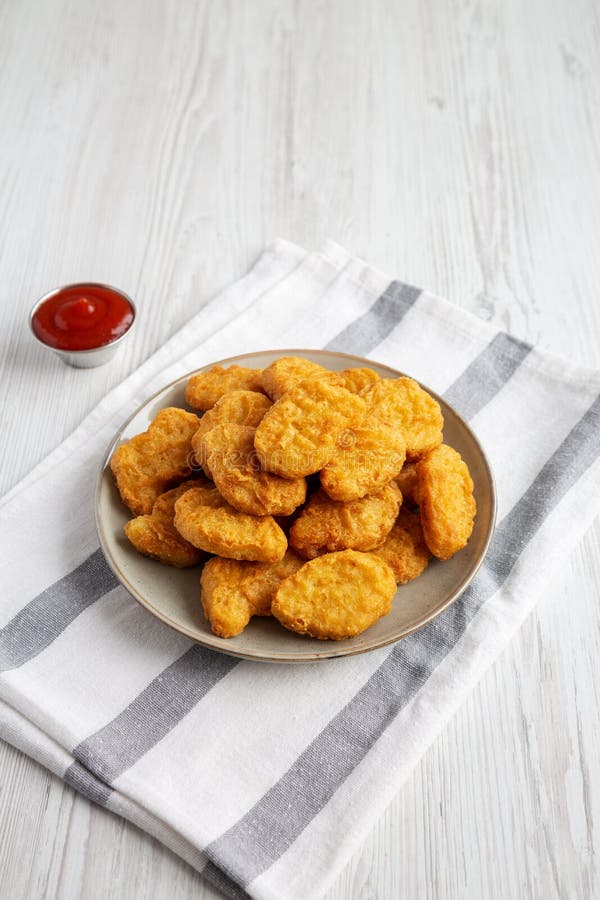 Nuggets De Pollo Caseros Con Vista Lateral De Ketchup Foto de archivo ...