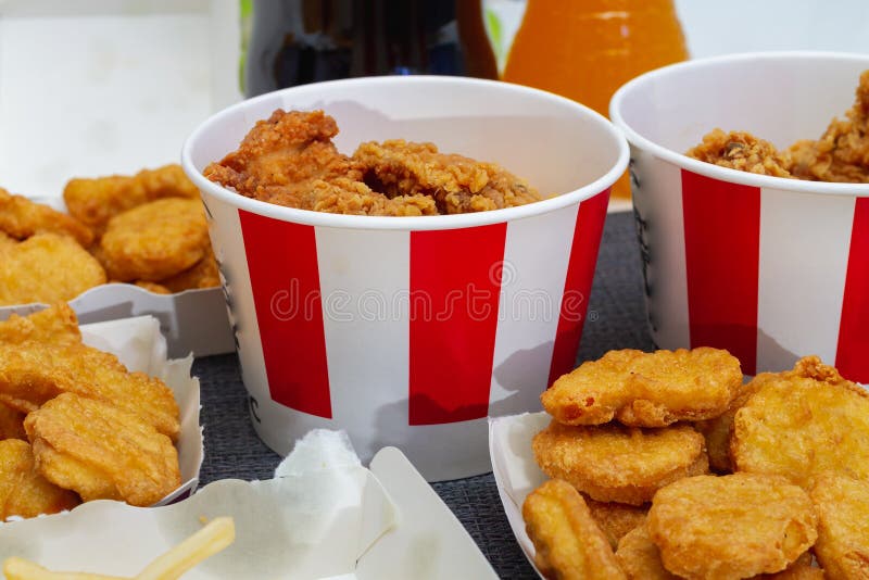 Nuggets De Pollo En Masa De Diferentes Tipos En Envases De Papel Foto ...