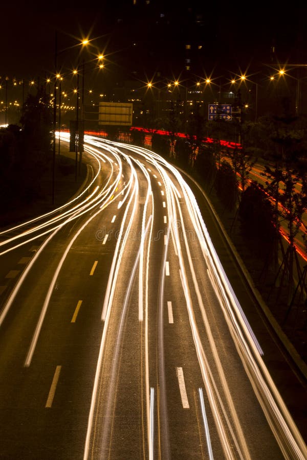 Route de nuit photo stock. Image du nuit, route - 14889418