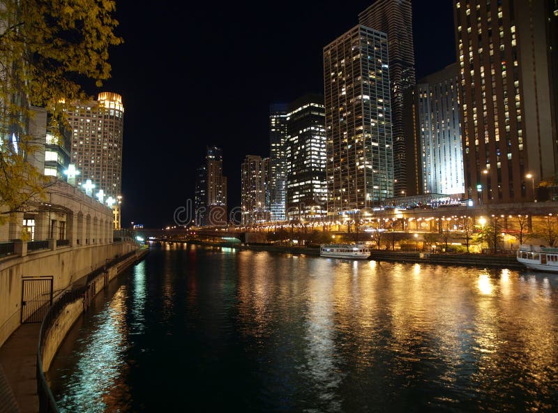 Fleuve de Chicago la nuit image stock. Image du urbain - 3751791
