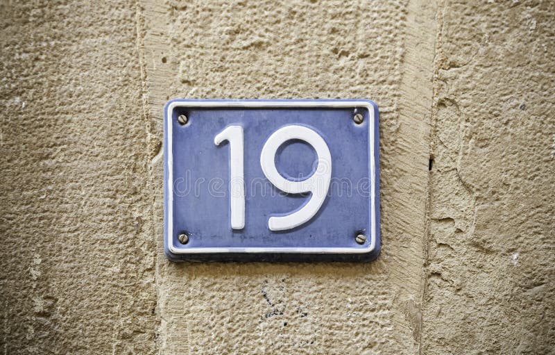Le Chiffre Est Dix-neuf Sur Un En Bois, Plancher De Parquet Photo stock ...