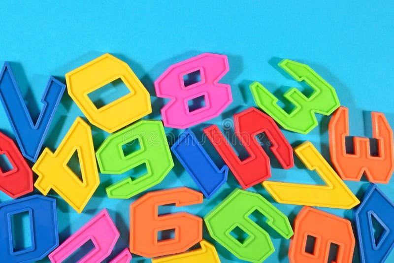 Numeri Colorati Plastica Su Un Fondo Blu Fotografia Stock - Immagine di ...