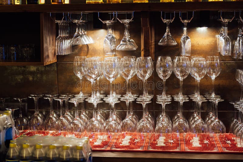 Numerosas Copas En El Bar De Un Restaurante De Lujo Foto de archivo ...
