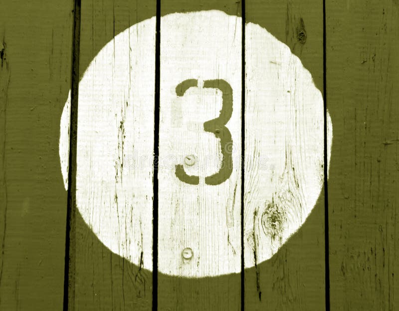 Nummer drie op houten muur stock foto. Image of raad - 82669116
