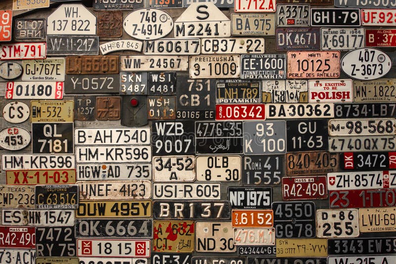 Nummerplaten op de muur stock foto. Image of klassiek - 44910416