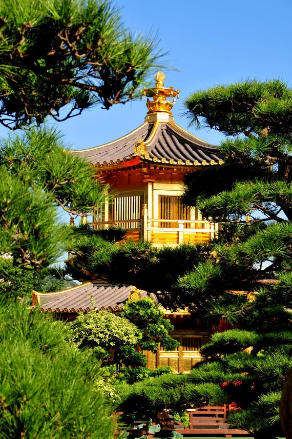 Nunnery de lin do qui imagem de stock. Imagem de dourado - 12622929