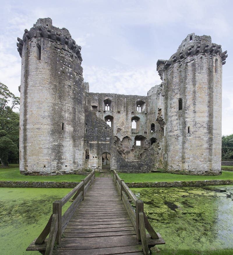 Nunney slott och vallgrav fotografering för bildbyråer. Bild av ...