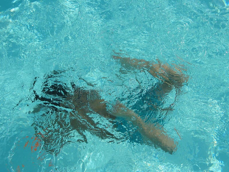 Nuotando sotto l'acqua immagine stock. Immagine di nuoto - 9179149